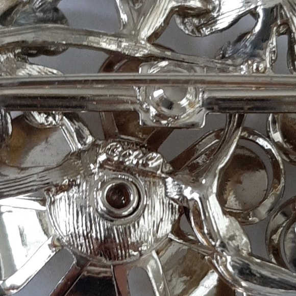 Coro | Jewelry | Vintage Coro Brooch Pin Daisy Flower Gold Tone | Poshmark